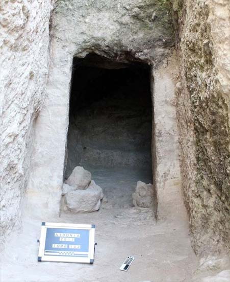 Two Intact Chamber Tombs Dating Back 3,300 Years Unearthed in Greece ...
