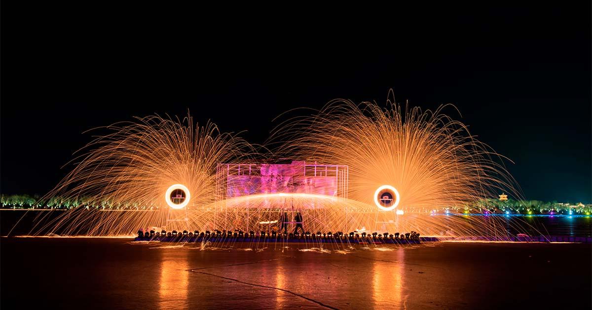 The Spectacular Chinese Tradition of Molten Iron Fireworks (Video ...