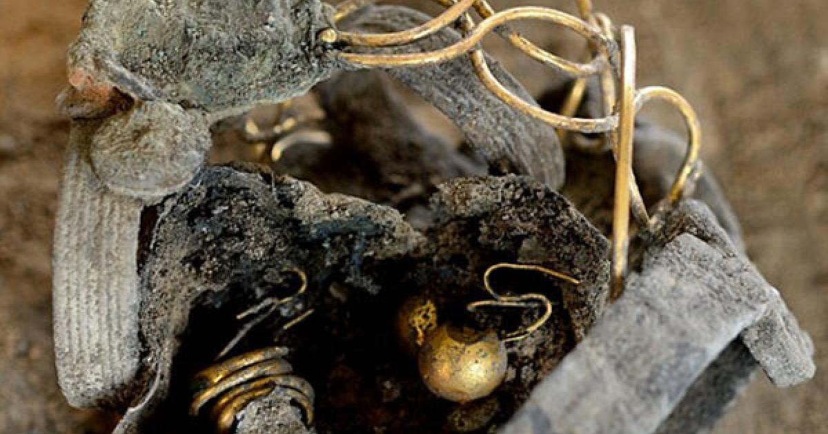 Golden hoard of Roman jewellery found hidden from Queen Boudicca and ...
