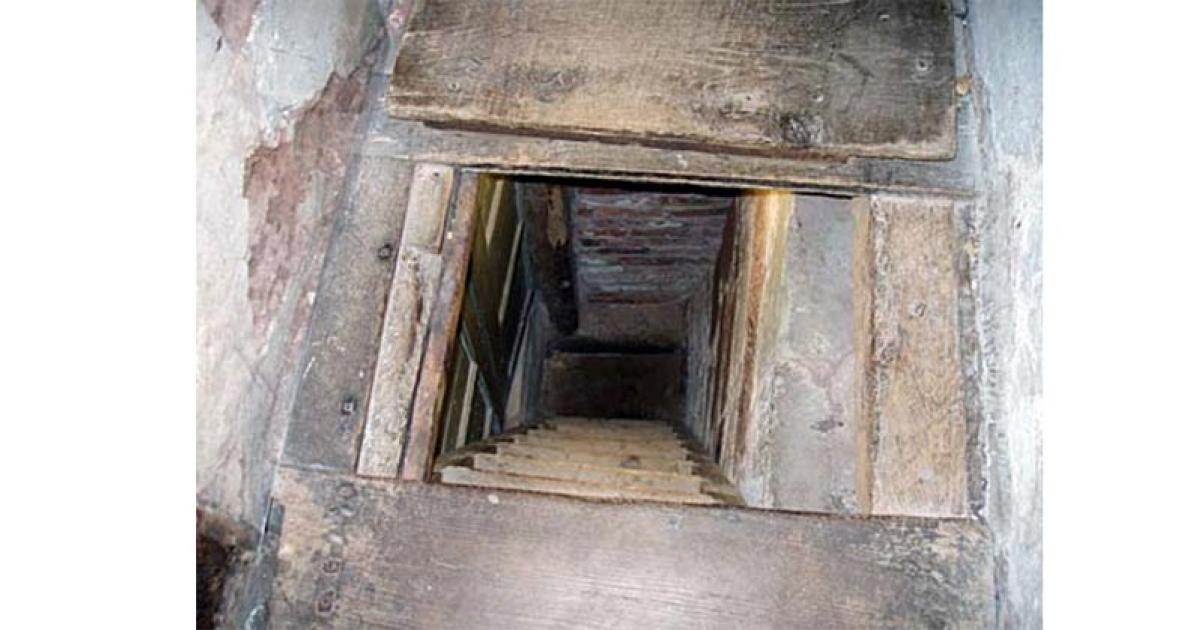 Hiding to Avoid Hanging: Priest Holes, Hidden Chambers, and Secret ...