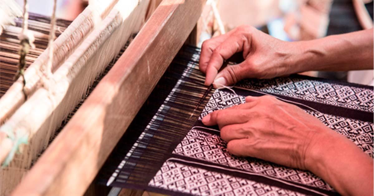 The Sari Weavers Keeping a 16th Century Craft Alive (Video) | Ancient ...