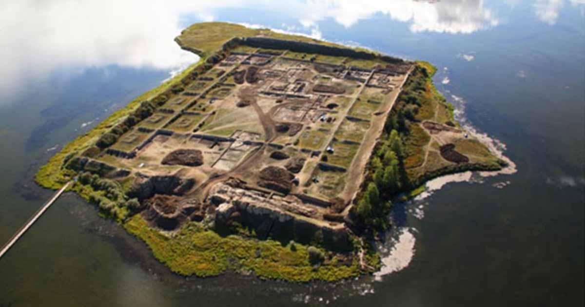 1,300-Year-Old Fortress Ruins on Siberian Lake Mystifies Experts ...