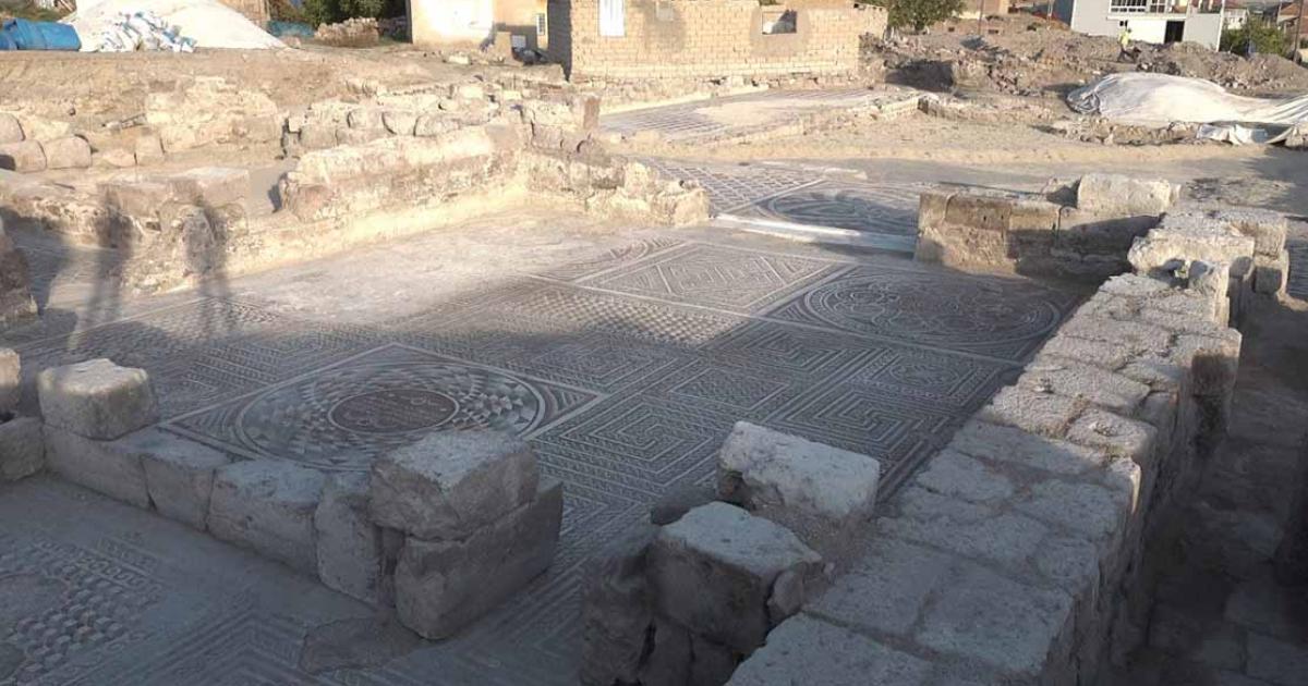 Vast and Mesmerizing Floor Mosaic Unearthed in Cappadocian Villa ...