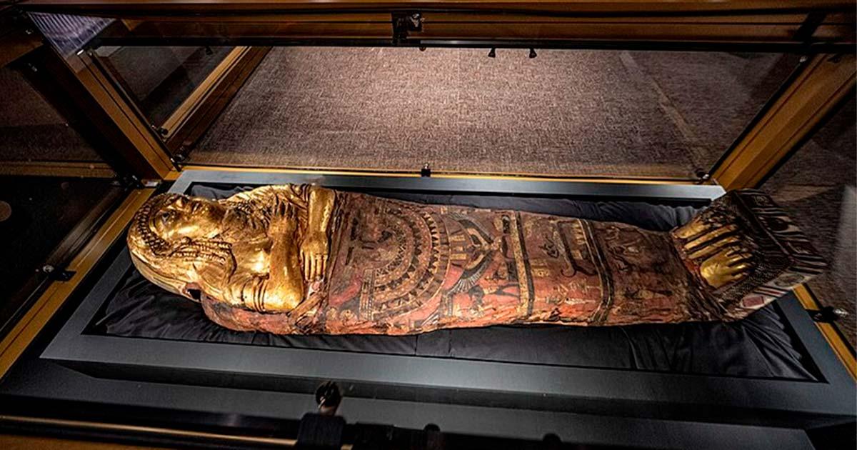 Beneath the glittering layer of gold, the mummy of Lady Isaious unveils ...