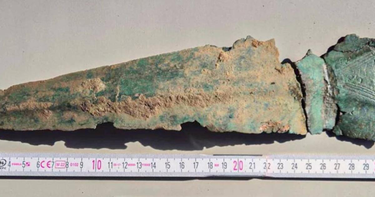 3,000-Year-Old Bronze Daggers Used in Ancient Rituals Unearthed in ...