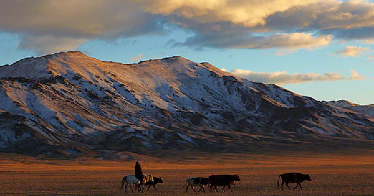 Spectacular photographs shed light on the ancient nomadic lifestyle of ...