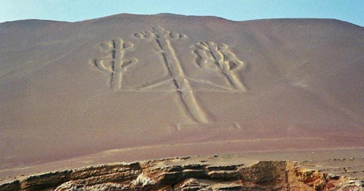 The mysterious prehistoric geoglyph of the Paracas Candelabra | Ancient ...