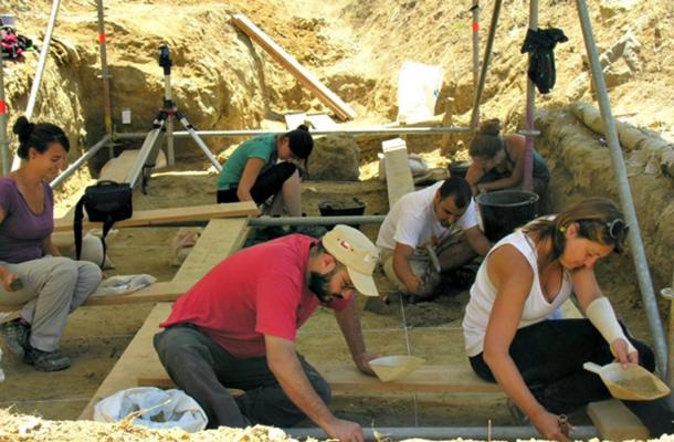 Scraping Up Prehistory in Iberia: Million-Year-Old Flint Tools Found in ...