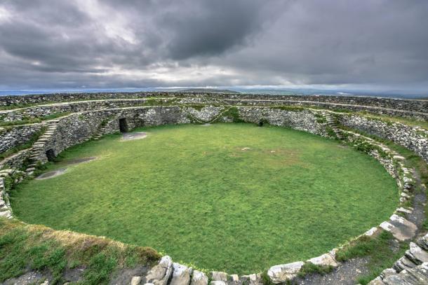 Where the Fairies Dwell: Irish Ringforts in Our World and Theirs ...
