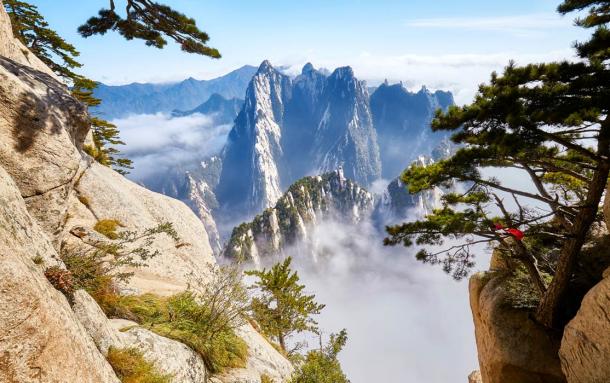 Mount Hua Trail: Where 100 People Plummet to Their Deaths Every Year ...