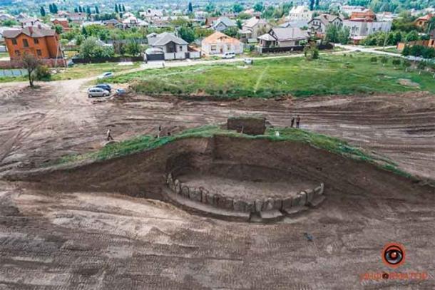 Ukrainian Burial Mound Dig Reveals 5,500-Year-Old Stonehenge-like ...
