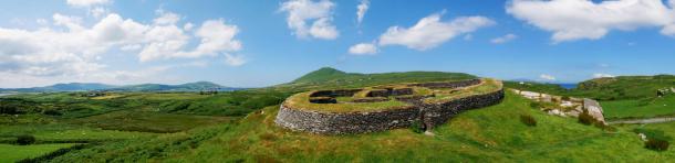Where the Fairies Dwell: Irish Ringforts in Our World and Theirs ...