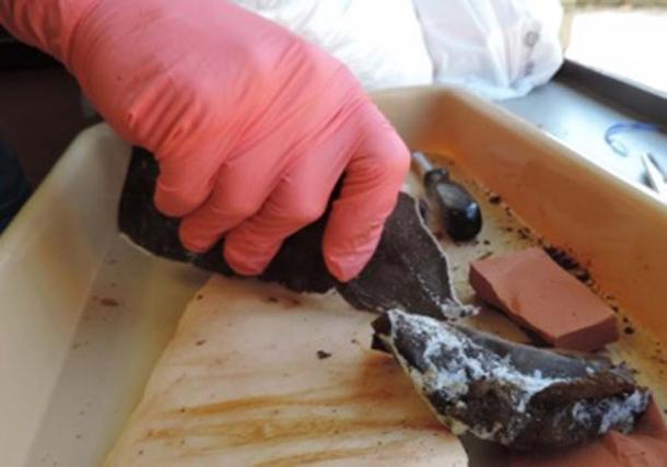 Scientists Recreate Inuit Knife Out of Their Own Frozen Poop | Ancient ...