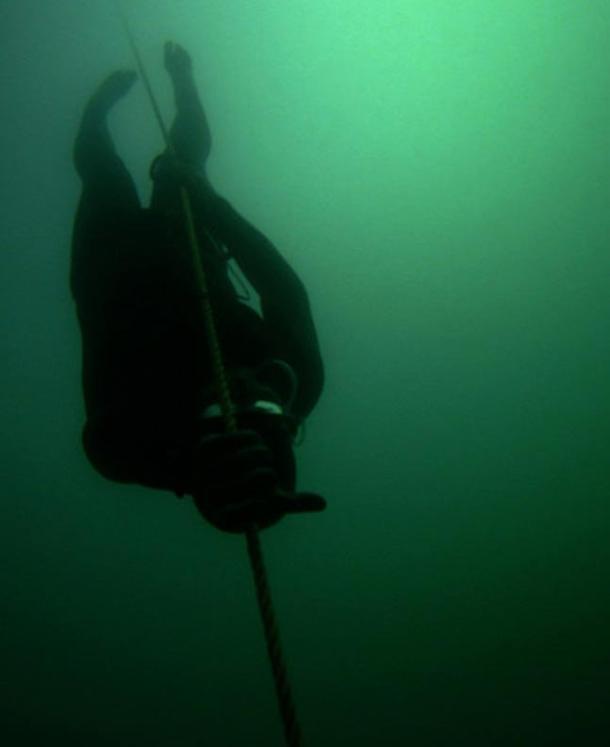 Dark Mysteries of the Deep: Ancient Divers and their Dangerous Journeys ...