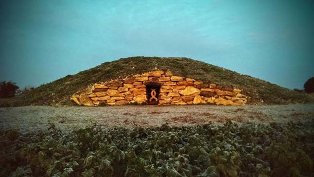 Neolithic Burial Mound Uncovered Near Stonehenge | Ancient Origins