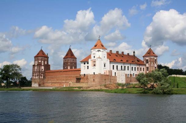 Mir Castle - The Beauty, the Atrocities, and the Restoration | Ancient ...