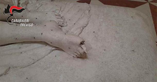 Tourist Damages A Valuable Italian Sculpture And Just Walks Away ...