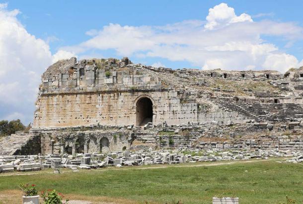 Astonished Archaeologists Find Roman Colosseum Replica in Anatolia ...